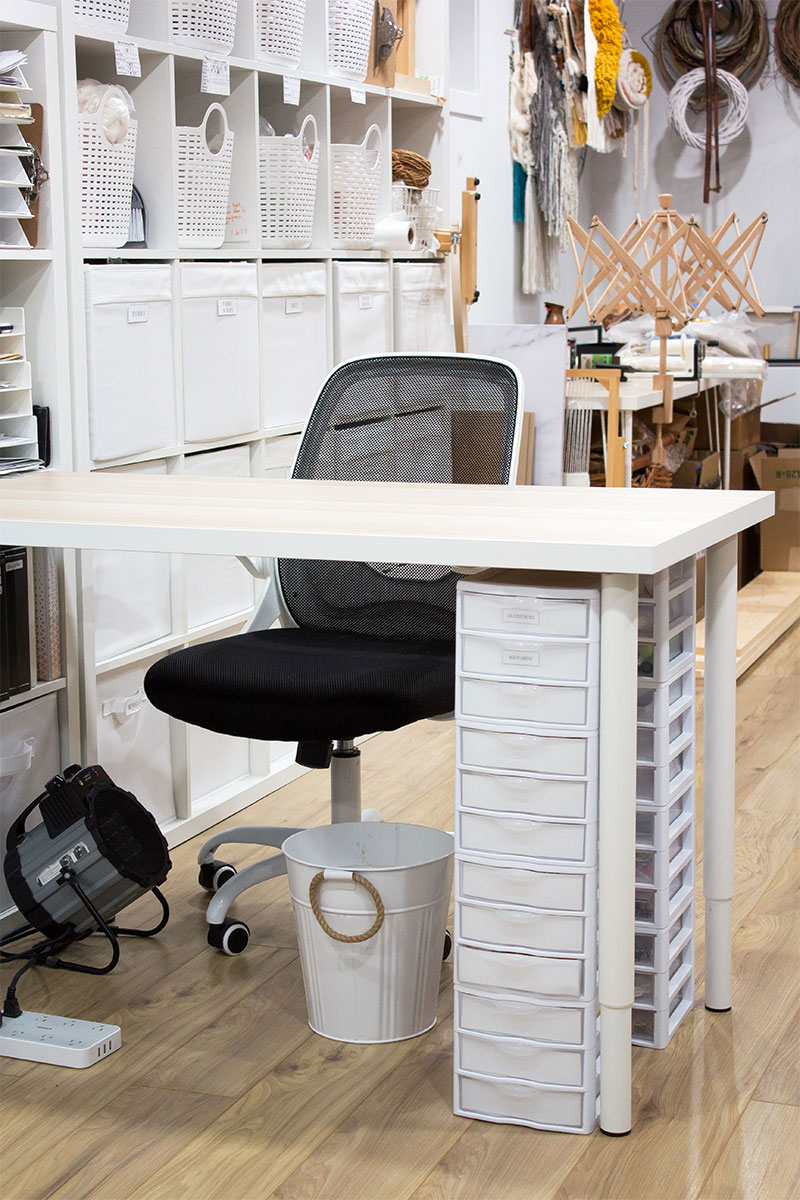 How to Organize a Small Desk With No Drawers: My Real-Life Setup for ...